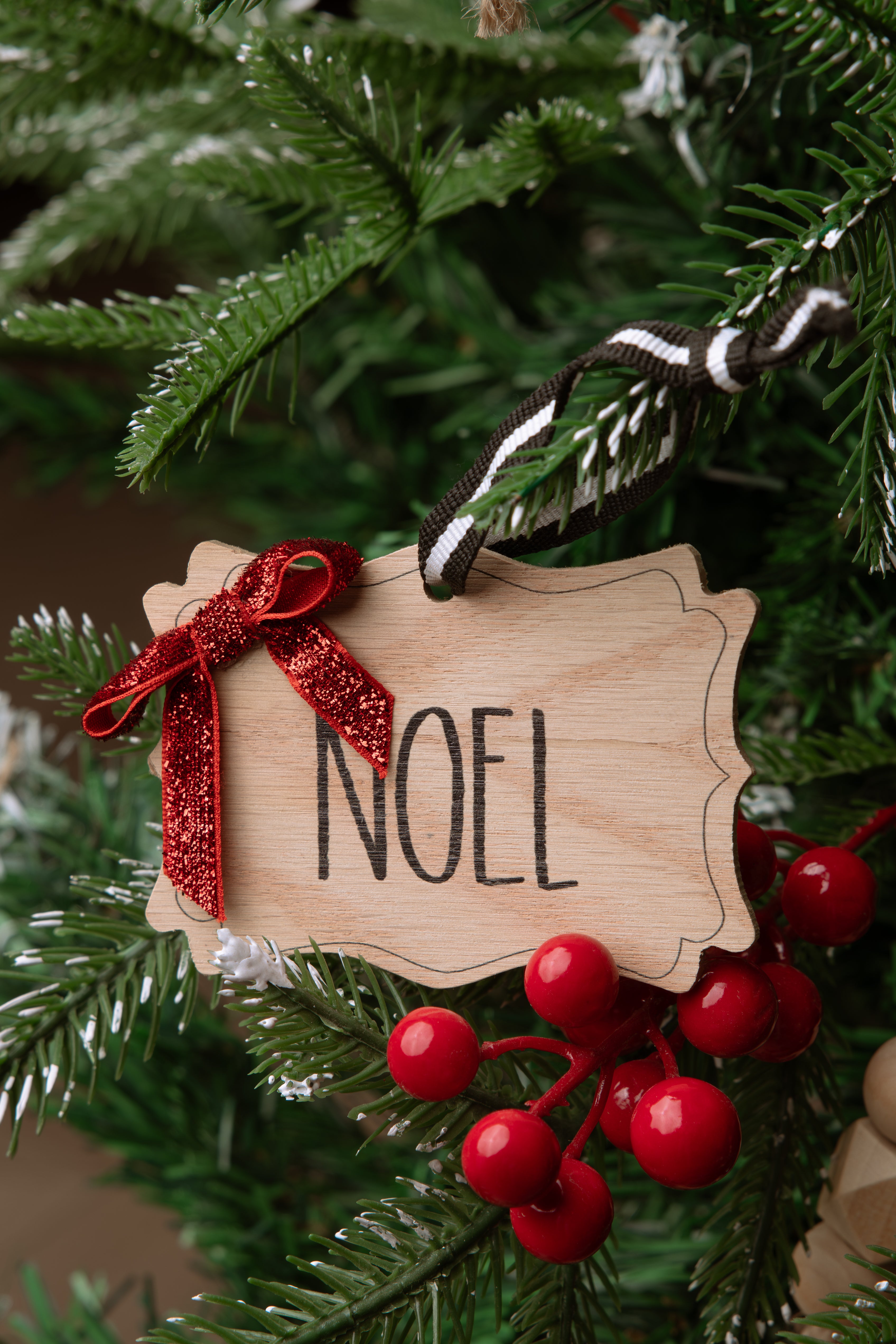 Christmas Tree Ornament – NOEL Sign